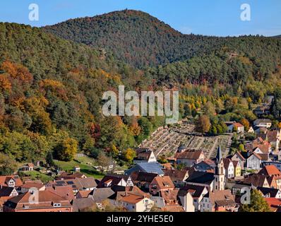 Blick von oben auf die Stadt Dahn mit dem Friedhof und der Kirche in ...