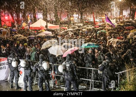 Aachen, Deutschland. November 2024. Demonstranten stehen an einer ...