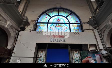 Blick von der historischen Cicek Passage in Taksim, Istanbul, Türkei ...