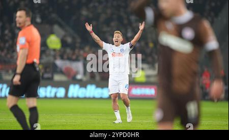 Hamburg, Deutschland. November 2024. Fußball: Bundesliga, 12. Spieltag, FC St. Pauli - Holstein ...