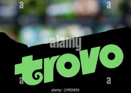 Das Trovo-Logo wird auf dem Smartphone angezeigt. Trovo ist ein Live ...