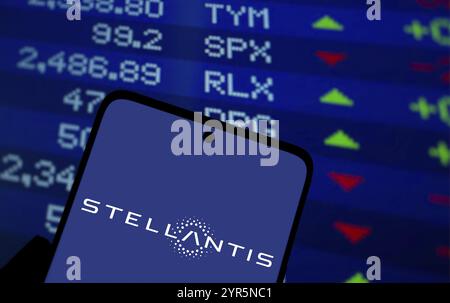 Das Stellantis-Logo wird auf dem Smartphone angezeigt. Stellantis ist ...