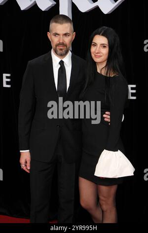 Robert Eggers und Ehefrau Alexandra Shaker bei der Premiere von ...