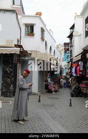 Tanger, Marokko. Mann trägt traditionelle Djellaba Blick in Richtung ...