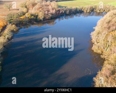 Blick aus der Vogelperspektive auf den See des Slaugham Fishing Club im ...