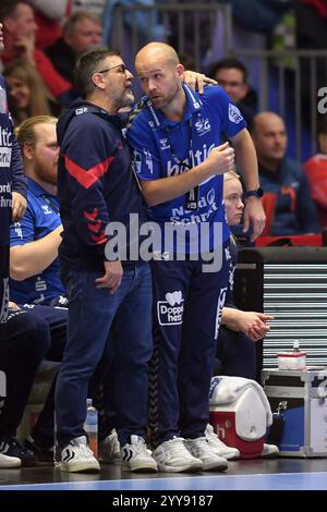 Anders Eggert (Trainer SG Flensburg-Handewitt) mit Fans im Hintergrund ...