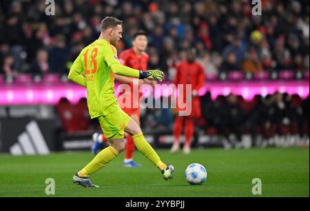 München, Deutschland. Dezember 2024. Ein roter Bulle als Teil des Logos ...