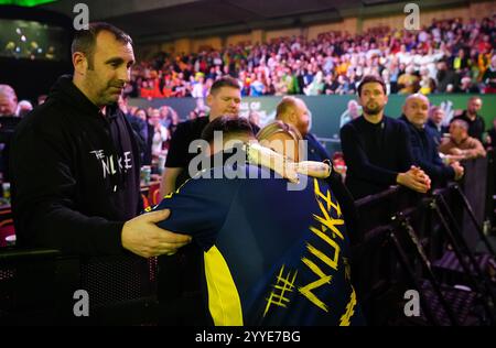 Luke verkleinert mit seiner Familie nach seinem Sieg über Ryan Meikle ...