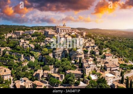 Blick auf Gordes, eine kleine typische Stadt in der Provence ...