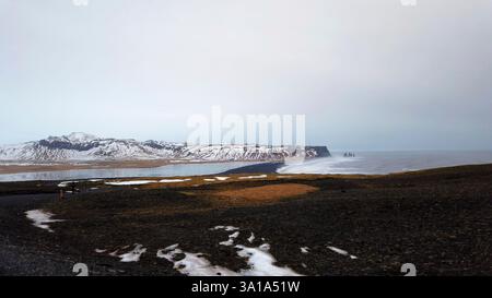 Blick vom Leuchtturm Dyrholaey in Island mit Blick über den schwarzen ...