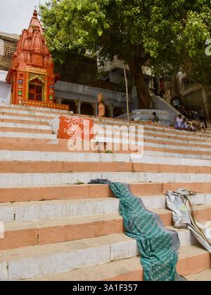 Ghats in Varanasi sind Stufen am Fluss, die zum Ufer des Flusses Ganges ...