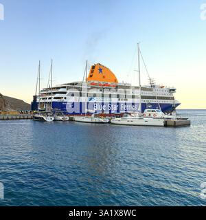 Blue Star Ferry - Patmos - Be- und Entladen im Hafen von Livadia, Insel ...