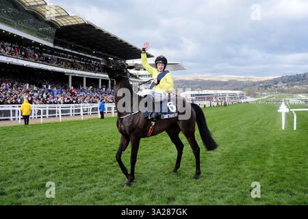 Sean Flanagan an Bord der Marine nationale, nachdem er am zweiten Tag ...