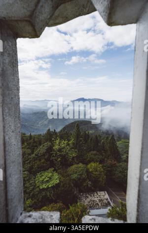 Blick auf eine Bergkette, die durch ein Fenster in eine der Wachtürme ...