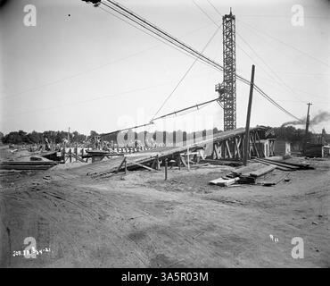Der Bau von Jordan Jr. Die 1922 fertiggestellte High School ist auf ...