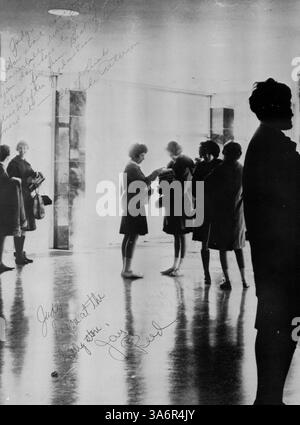 Dieses Jahrbuch von 1962 reflektiert die Schüler, Lehrer, Vereine und ...