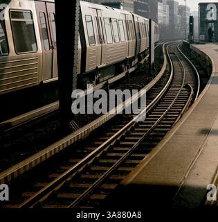 Die U-Bahn-Bahn, die in goldenes Morgenlicht getaucht ist, nähert sich ...