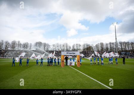 Aarhus, Dänemark. 30. März 2025. Mads Emil Madsen (7) von AGF gibt ...