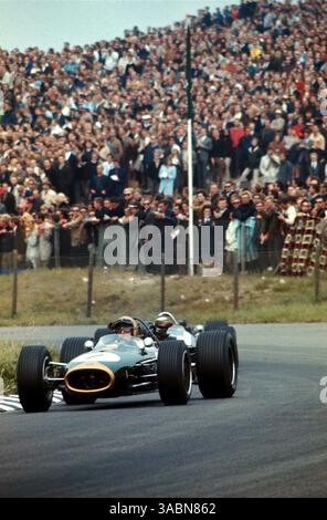 Jack Brabham (aus) Brabham Repco BT19 nahm die Pole Position ein, zog ...