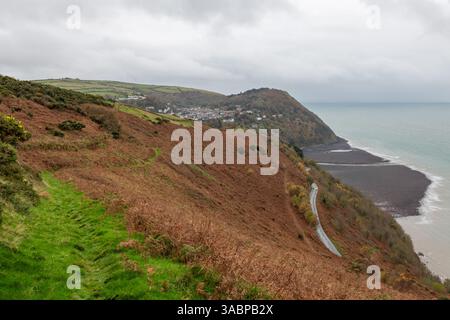 Blick vom Countisbury Hill auf die Herbstfarben von Lynton und Lynmouth ...