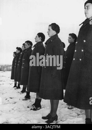 "Gupples" bei Drill -- Mitglieder des kanadischen Frauenarmeekorps ...