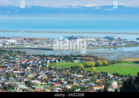 Blick auf Nelson Town und Mount Arthur Bergkette in der Ferne, Nelson ...