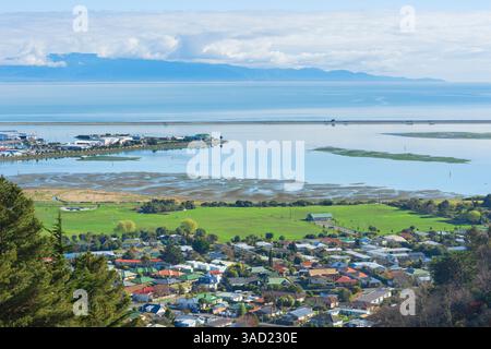 Blick auf Nelson Town und Mount Arthur Bergkette in der Ferne, Nelson ...