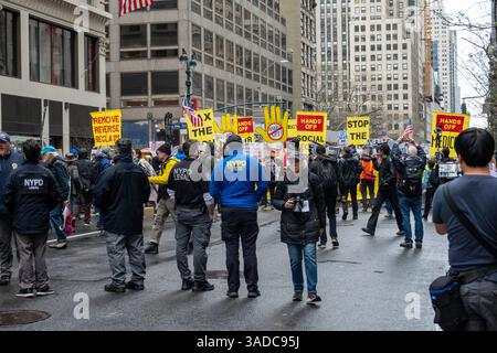 Demonstranten der „Hands Off“ nehmen am 5. April 2025 an einer ...
