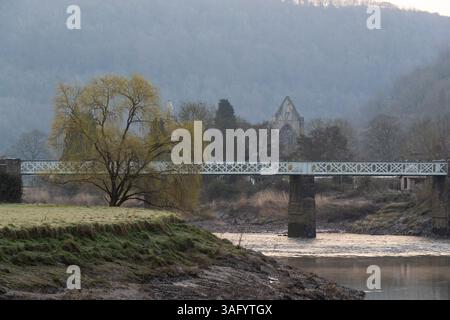 Die Old Wireworks Tramway Bridge überquert den Fluss Wye bei Tintern ...