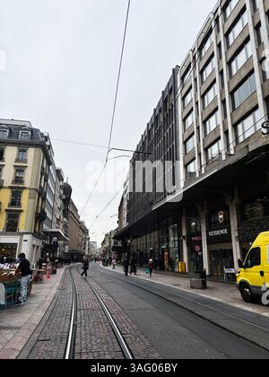 Genf, Schweiz - 27. März 2025: Eine malerische Genfer Straße mit ...