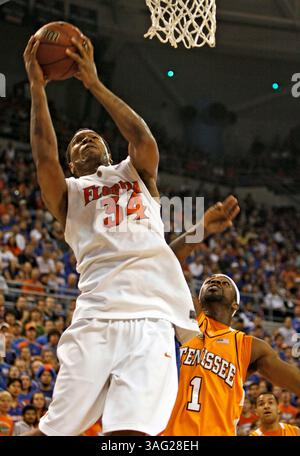03 05 2008: GAINESVILLE: Tennessee's Duke Crews (32), Florida Alex Tyus ...