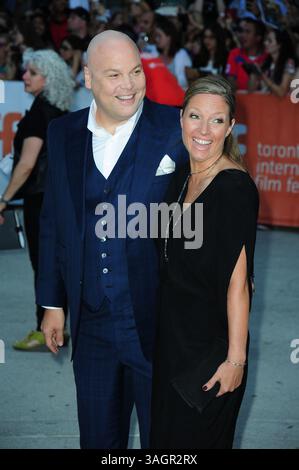 Vincent D'Onofrio, Carin van der Donk bei der Premiere von 'Daredevil ...
