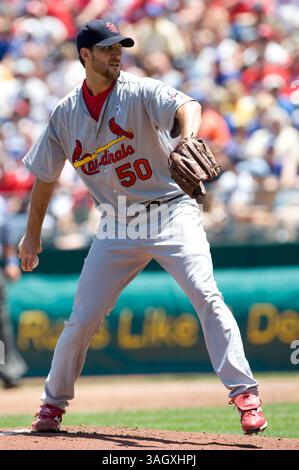 St. Louis Cardinals Krug Adam Wainwright liefert einen Pitch auf den ...