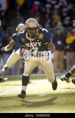 1. Dezember 2007: Zerbin Singleton (28) der U.S. Naval Academy bringt ...