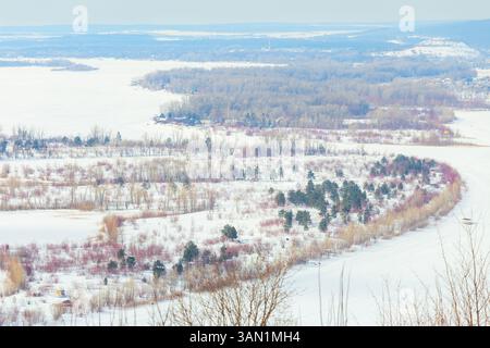 Blick vom Hubschrauberlandeplatz an einem frostigen Tag zwischen Samara ...