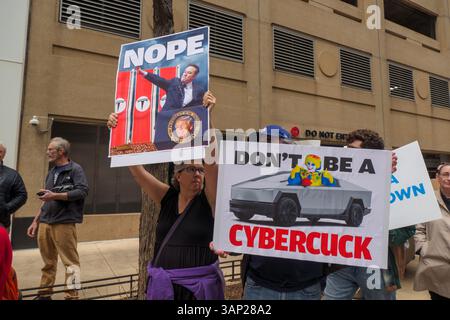 Tesla Takedown Protest im Gold Coast Tesla Showroom in Chicago ...