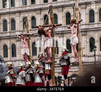 London, Großbritannien. April 2025. Jesus trägt sein Kreuz. Die Passion ...