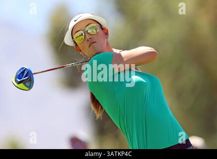 1. April 2016: Michelle wie feiert mit ihrem Caddie, nachdem sie in der ...