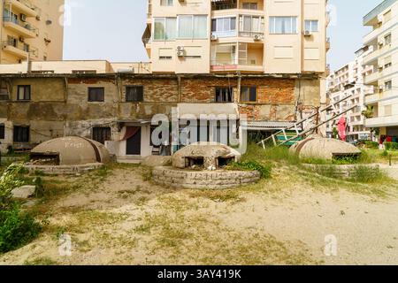 Mai 2024. Durres, Albanien. Die Bunker aus Enver Hoxha-Zeit stehen am ...