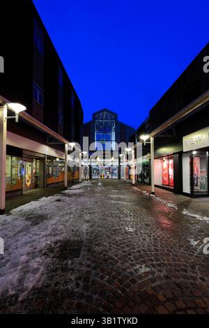 Blick in die Abenddämmerung auf das Airedale Shopping Centre in ...