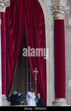 Vatikanstadt, Vatikan, 08. Mai 2025. Weißer Rauch aus dem Kamin auf dem ...