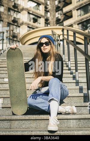 Urban Frau mit Skate. Hipster Mädchen mit Skateboard in der Stadt ...
