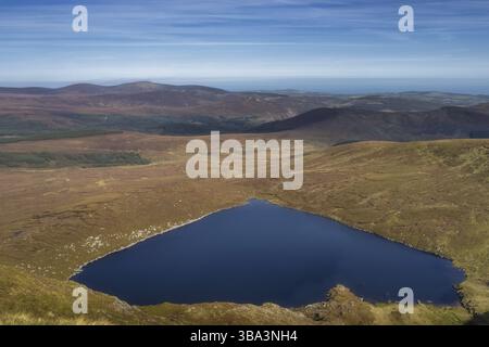 Blick von der Spitze des Tonelagee Berges auf den herzförmigen See ...