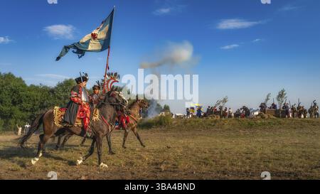 Polnische schwere Kavallerie, Husaren, reiten auf einem Schlachtfeld ...