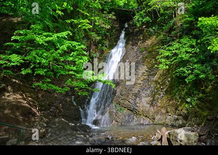 Blick vom Yeddi Gozel Wasserfall in Gabala, Aserbaidschan ...