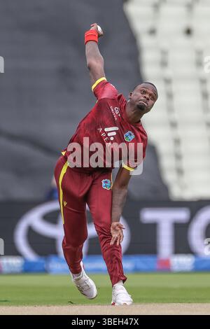 Jayden Seales of West Indies liefert den Ball während des 2. Rothesay ...