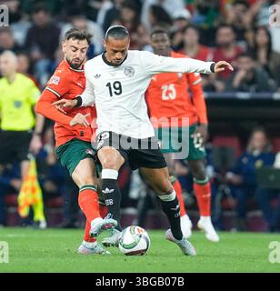 Leroy Sane aus Deutschland konkurriert um den Ball, das Tackling, das ...