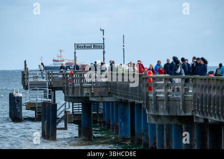 Binz, Deutschland. Juni 2025. Am Pfingstmontag sind die Leute draußen ...