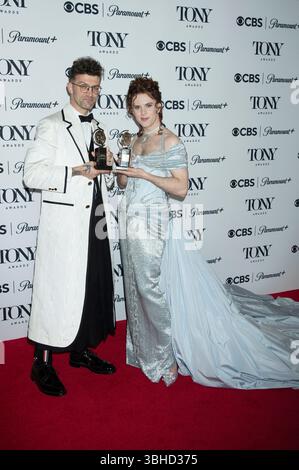 Sam Pinkleton und Cole Escola bei der Verleihung der 78. Tony Awards ...