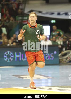 Albin Lagergren (SC Magdeburg #21) (am Ball), David Mandic (MT ...